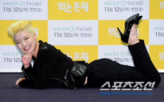 더쿠 - 개그우먼들이 카메라 앞에서 취한 포즈.jpg